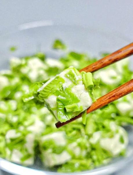 香椿豆腐凉拌怎么做_香椿豆腐凉拌要不要焯水-第2张图片-山城妙识