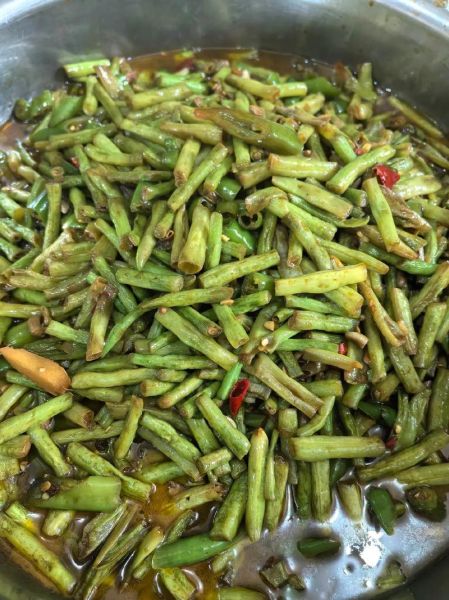 黄豆芽炖肉怎么做_黄豆芽炖肉要焯水吗-第1张图片-山城妙识