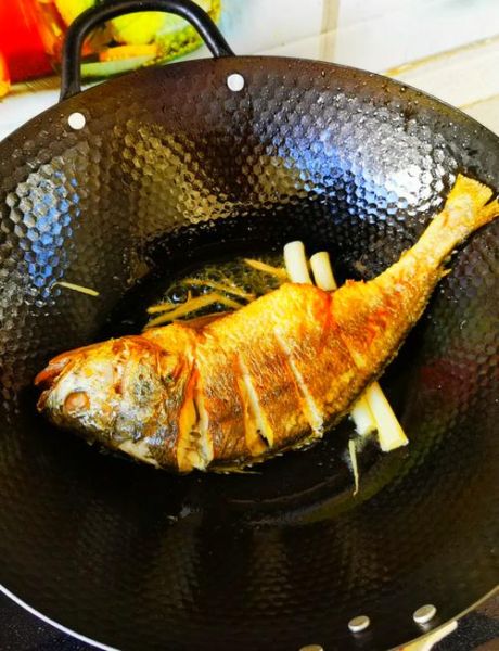 煎鱼怎么不粘锅不破皮_煎鱼不烂的技巧-第1张图片-山城妙识