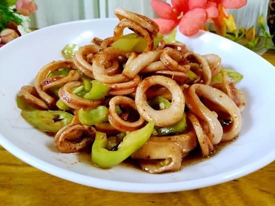 青椒炒鱿鱼圈怎么做_鱿鱼圈炒多久才嫩-第3张图片-山城妙识