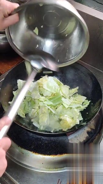 茴子白怎么凉拌好吃_凉拌茴子白要不要焯水-第2张图片-山城妙识