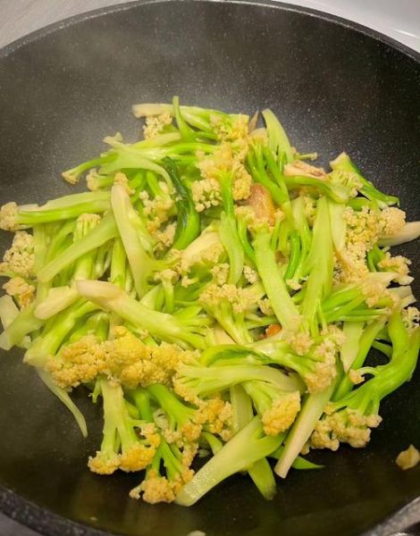 花菜怎么炒好吃又简单_花菜炒几分钟才脆嫩-第1张图片-山城妙识