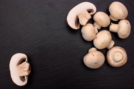 白蘑菇切开里面有一圈黑色_还能吃吗-第2张图片-山城妙识