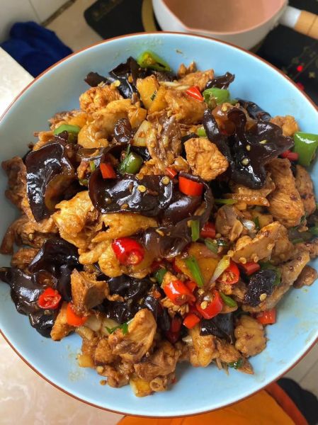 鸡肉炒木耳怎么炒才嫩_鸡肉炒木耳要不要焯水-第1张图片-山城妙识