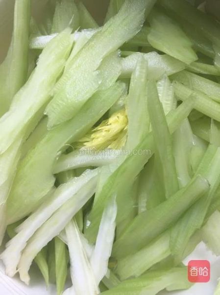 西芹怎么切_西芹切丝还是切段-第1张图片-山城妙识