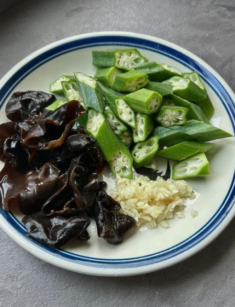 芥末木耳秋葵怎么做_秋葵焯水几分钟才脆-第1张图片-山城妙识