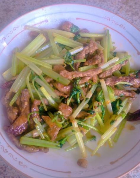 芹菜炒肉怎么炒才好吃_家常芹菜炒肉的做法-第1张图片-山城妙识