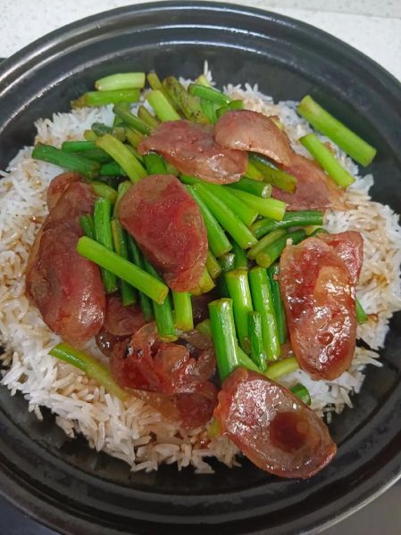 腊肠煲仔饭怎么做才香_腊肠煲仔饭锅巴秘诀-第1张图片-山城妙识