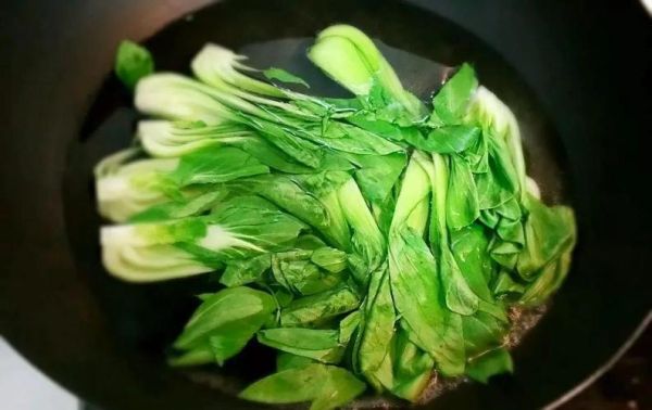 烫青菜怎么保持翠绿_烫青菜几分钟口感最好-第1张图片-山城妙识