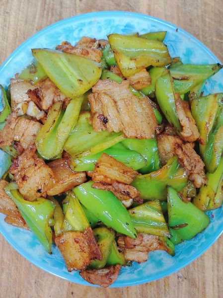 青椒炒肥肉怎么炒好吃_青椒炒肥肉的家常做法-第3张图片-山城妙识