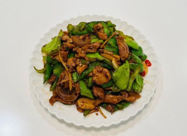 青椒炒肥肉怎么炒好吃_青椒炒肥肉的家常做法-第2张图片-山城妙识