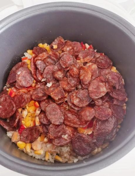 腊肉煲仔饭怎么做_腊肉煲仔饭锅巴技巧-第1张图片-山城妙识