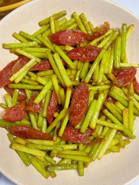 炒腊肠用先蒸熟吗_腊肠炒前怎么处理-第2张图片-山城妙识