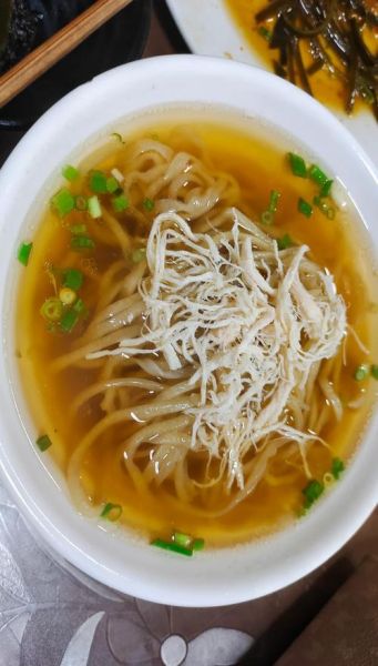 正宗鸡丝面怎么做_鸡丝面汤底的秘诀-第1张图片-山城妙识 正宗鸡丝面怎么做_鸡丝面汤底的秘诀-第1张图片-山城妙识