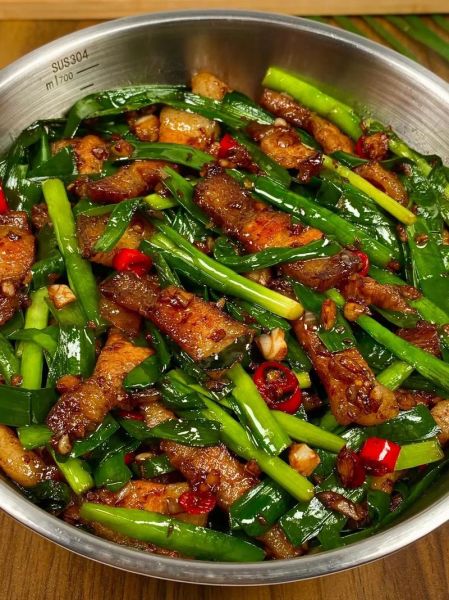 韭菜炒肉怎么做才好吃_韭菜炒肉用哪块肉最嫩-第1张图片-山城妙识