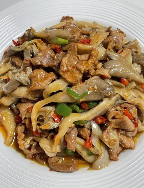 蘑菇炒肉怎么炒才好吃_蘑菇炒肉用哪种蘑菇更香-第1张图片-山城妙识