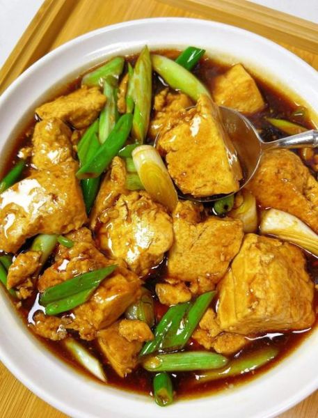 葱爆豆腐怎么做_葱爆豆腐的家常做法-第1张图片-山城妙识