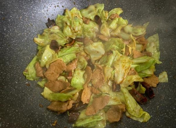 甘蓝炒肉怎么做_甘蓝炒肉用焯水吗-第3张图片-山城妙识