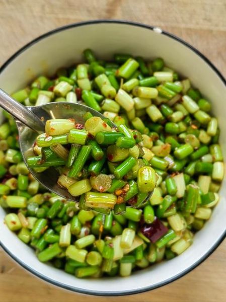 凉拌蒜苔怎么做好吃_蒜苔焯水几分钟才脆-第1张图片-山城妙识 凉拌蒜苔怎么做好吃_蒜苔焯水几分钟才脆-第1张图片-山城妙识