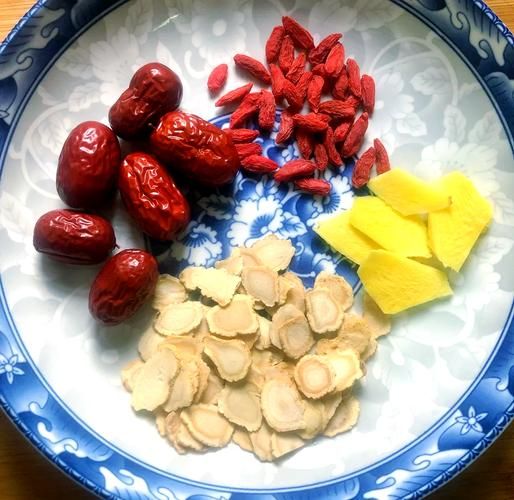 西洋参乌鸡汤的做法_西洋参乌鸡汤的功效与禁忌-第1张图片-山城妙识