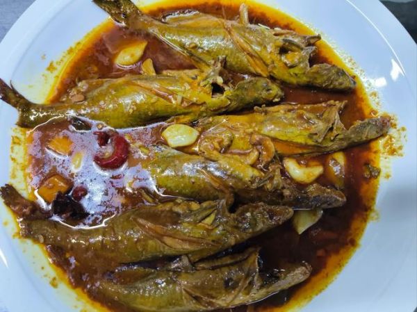 先炸再炖鱼怎么做_家常炖鱼不腥的秘诀-第3张图片-山城妙识