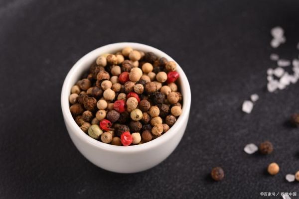 白胡椒和黑胡椒的区别_哪个更适合炖肉-第3张图片-山城妙识