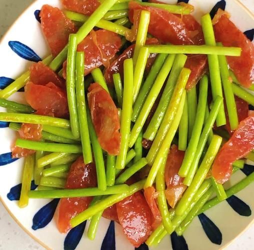蒜苔炒腊肠怎么炒好吃_蒜苔炒腊肠用焯水吗-第2张图片-山城妙识