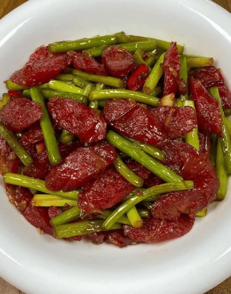 蒜苔炒腊肠怎么炒好吃_蒜苔炒腊肠用焯水吗-第3张图片-山城妙识