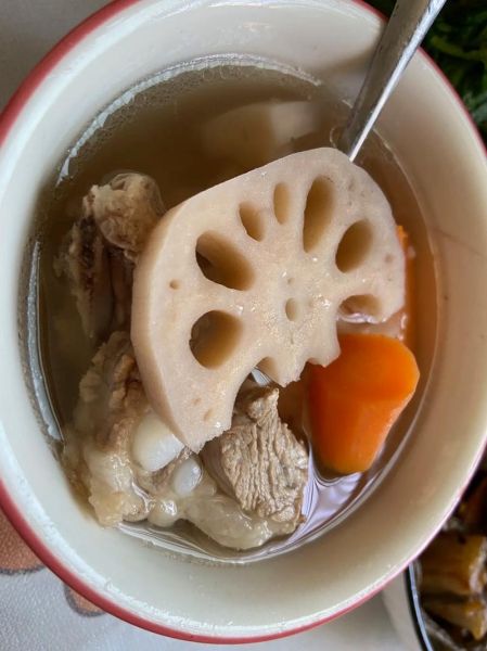 莲藕胡萝卜排骨汤的做法_莲藕胡萝卜排骨汤怎么炖好喝-第3张图片-山城妙识