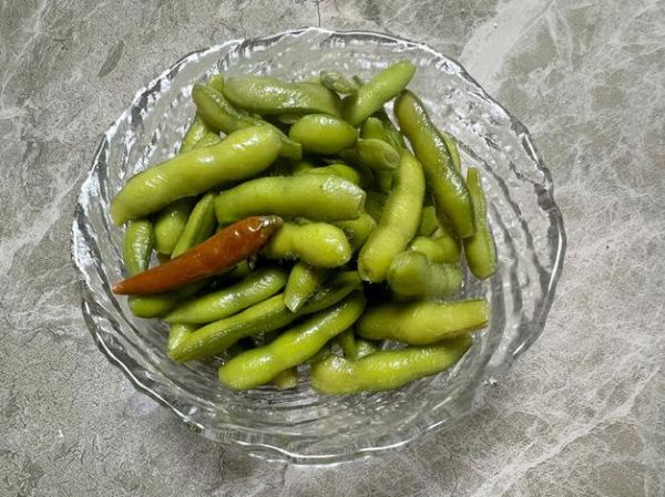 怎样煮毛豆是绿色的_毛豆怎么煮不变黄-第1张图片-山城妙识