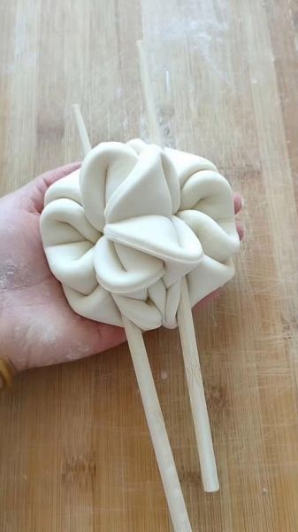 筷子一压再一捏花卷怎么做_花卷为什么一捏就开花-第1张图片-山城妙识