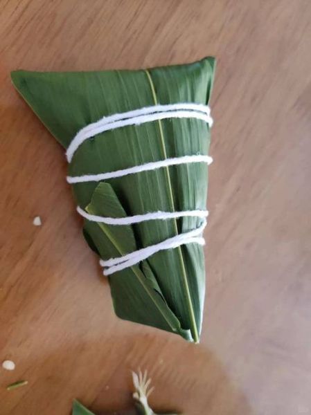 三角粽子怎么绑_三角粽子绑法视频教程-第3张图片-山城妙识
