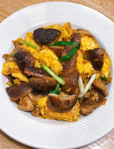 香菇炒什么好吃又简单_香菇炒肉还是炒蛋-第1张图片-山城妙识