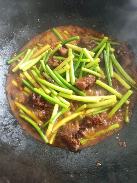 蒜苗炒牛肉末怎么炒好吃_家常做法窍门-第3张图片-山城妙识