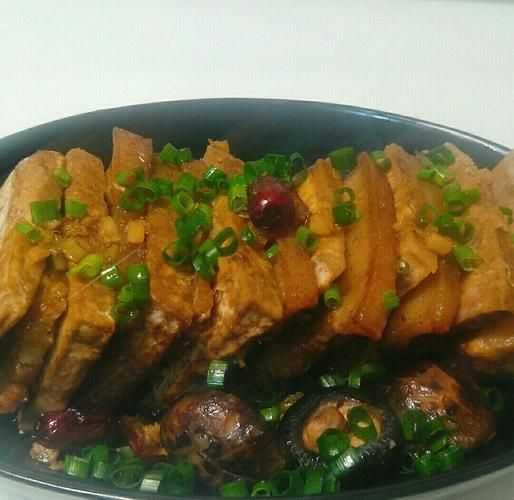 芋头扣肉怎么做_扣肉软烂不肥腻的秘诀-第1张图片-山城妙识