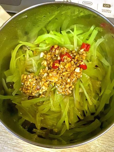 凉拌莴笋丝怎么做好吃_凉拌莴笋丝需要焯水吗-第3张图片-山城妙识