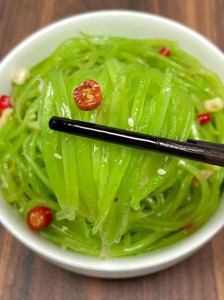 凉拌莴笋丝怎么做好吃_凉拌莴笋丝需要焯水吗-第1张图片-山城妙识