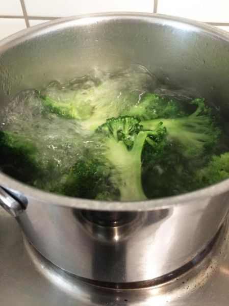 西兰花焯水后还要过冷水吗_焯水后过冷水的作用-第1张图片-山城妙识
