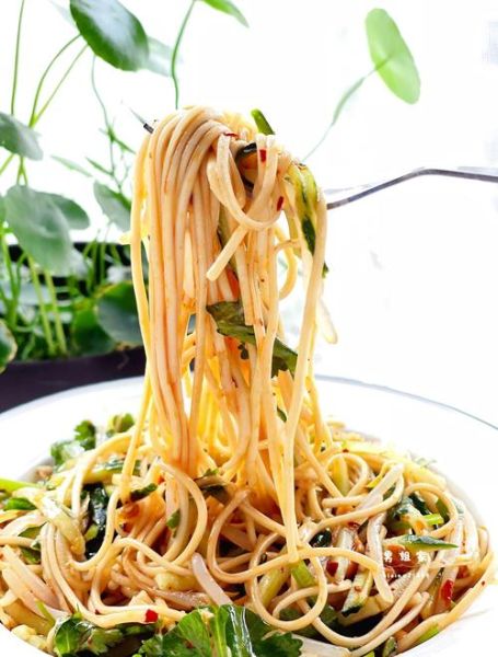 四川凉面辣椒油怎么做_辣椒油香而不辣的秘诀-第1张图片-山城妙识