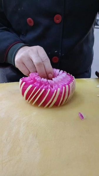 蓑衣刀法胡萝卜怎么切_蓑衣刀法胡萝卜切法图解-第3张图片-山城妙识