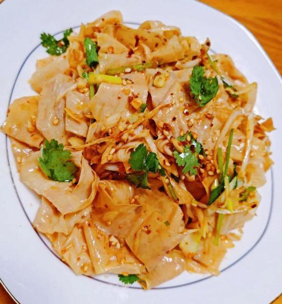 豆皮凉拌怎么做好吃_豆皮凉拌要不要焯水-第1张图片-山城妙识 豆皮凉拌怎么做好吃_豆皮凉拌要不要焯水-第1张图片-山城妙识