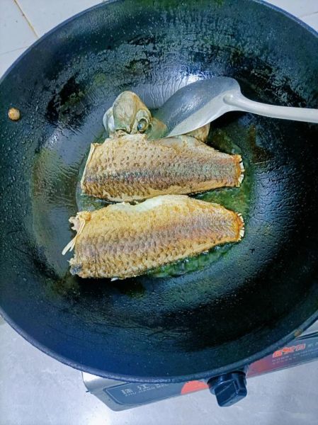 鲫鱼汤怎么熬才白_鲫鱼汤去腥技巧-第3张图片-山城妙识