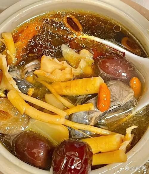 煲鸡汤用什么药材最补_如何搭配药材不上火-第3张图片-山城妙识