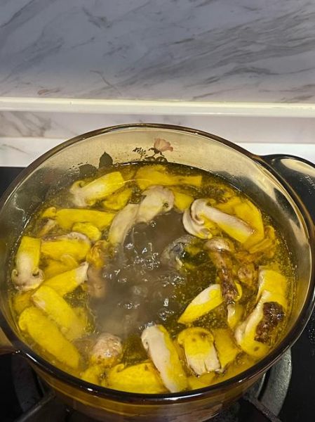 松茸炖鸡的做法_松茸炖鸡怎么炖才鲜-第1张图片-山城妙识