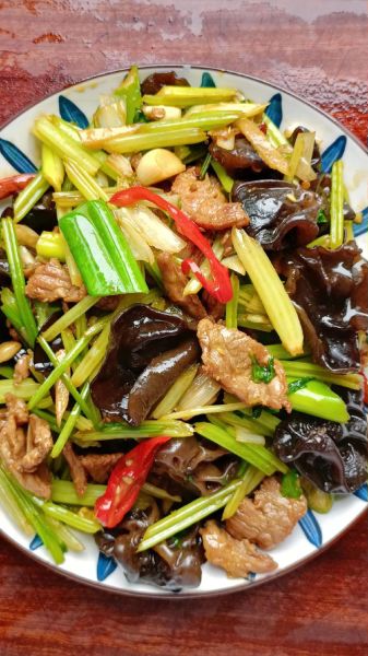 芹菜木耳怎么炒好吃_芹菜木耳的做法大全-第1张图片-山城妙识 芹菜木耳怎么炒好吃_芹菜木耳的做法大全-第1张图片-山城妙识