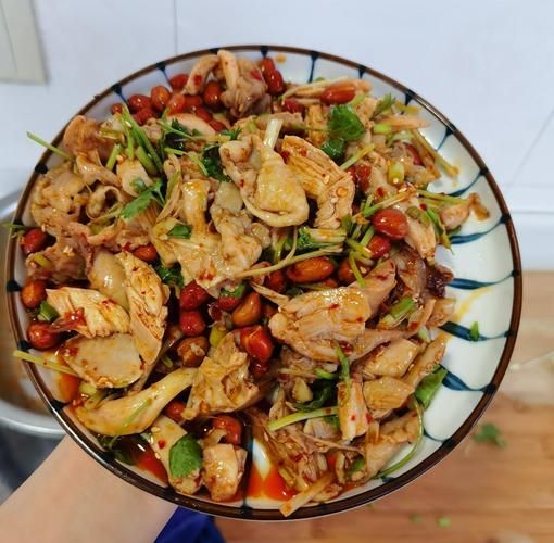 凉拌麻辣鸡怎么做_凉拌麻辣鸡需要焯水吗-第1张图片-山城妙识