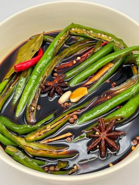 腌辣椒怎么腌好吃又脆不变色_腌辣椒不变色的秘诀-第1张图片-山城妙识