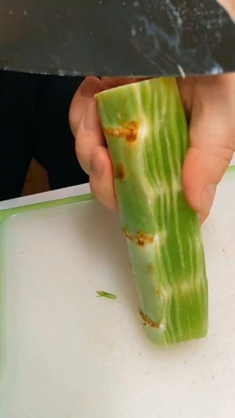莴笋怎么去皮_莴笋去皮图解步骤-第2张图片-山城妙识 莴笋怎么去皮_莴笋去皮图解步骤-第2张图片-山城妙识