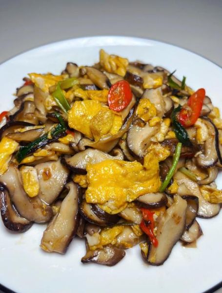 香菇炒鸡蛋会不会中毒_香菇炒鸡蛋中毒是真的吗-第1张图片-山城妙识