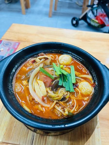 砂锅米线配菜有哪些_怎么搭配好吃-第1张图片-山城妙识